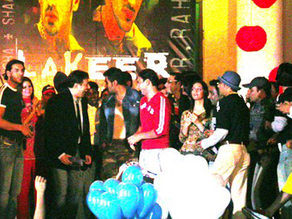 Lakeer Review 2/5 | Lakeer Movie Review | Lakeer 2004 Public Review ...