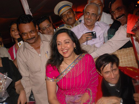 Amitabh Bachchan Releases Dev Anand Autobiography ‘Romancing With Life ...