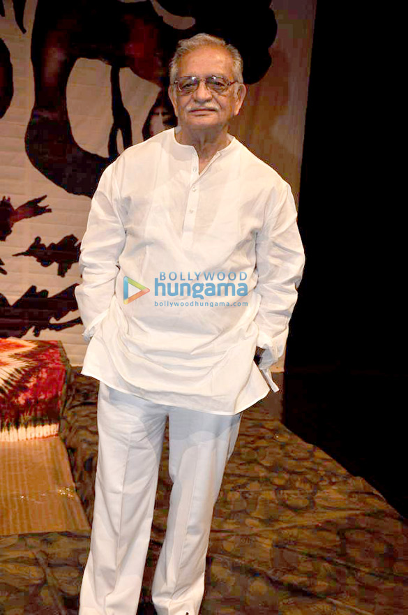 Gulzar at Salim Arif’s play | Gulzar Images - Bollywood Hungama
