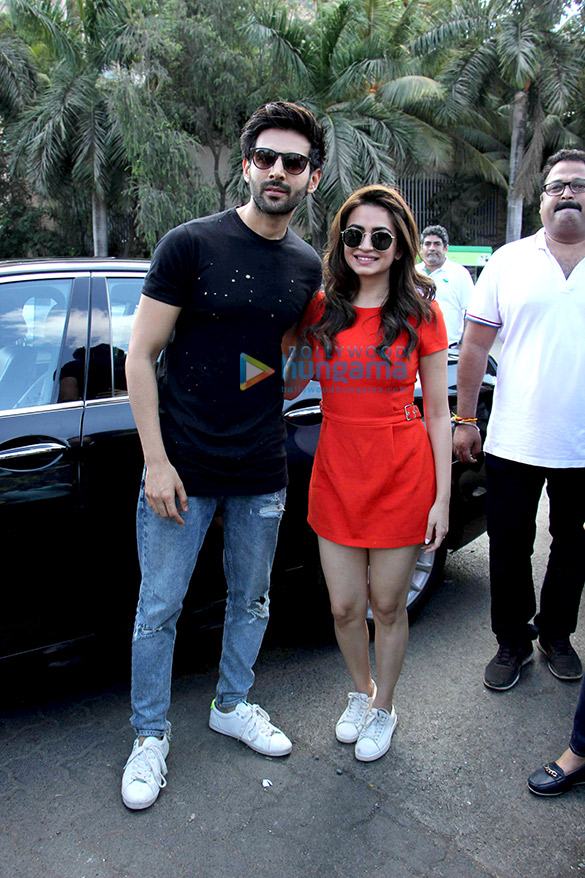 Tabu, Kartik Aryan, Oberoi & Raju Srivastava grace Lokhandwala Street ...