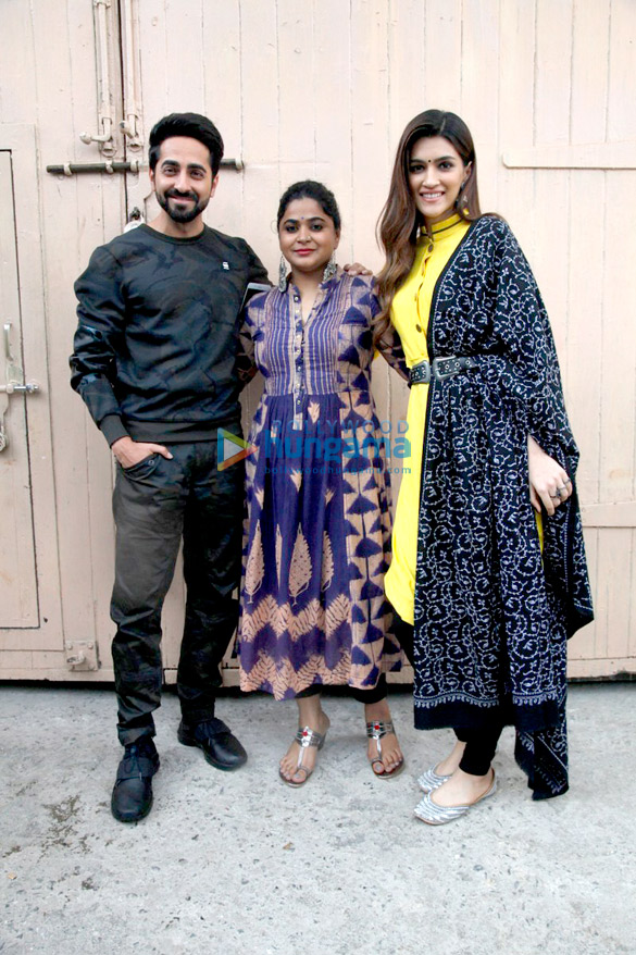 Ayushmann Khurrana and Kriti Sanon snapped promoting their film ... Ayushmann Khurrana and Kriti Sanon snapped promoting their film ...
