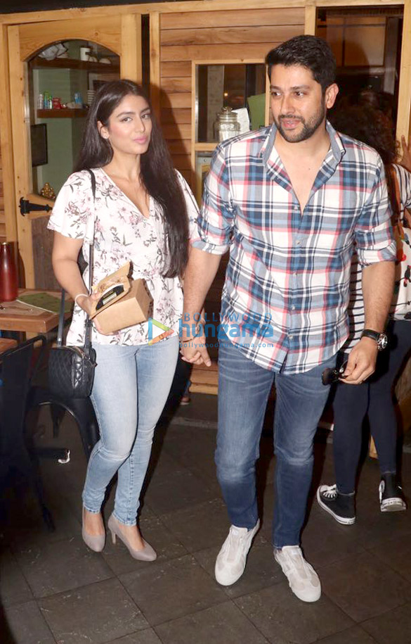 Aftab Shivdasani and his wife snapped at the Farmers’ Cafe | Aftab ...