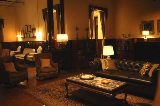 Rajkumar Hirani RECREATES Sanjay Dutt’s house for Sanju and it is ...