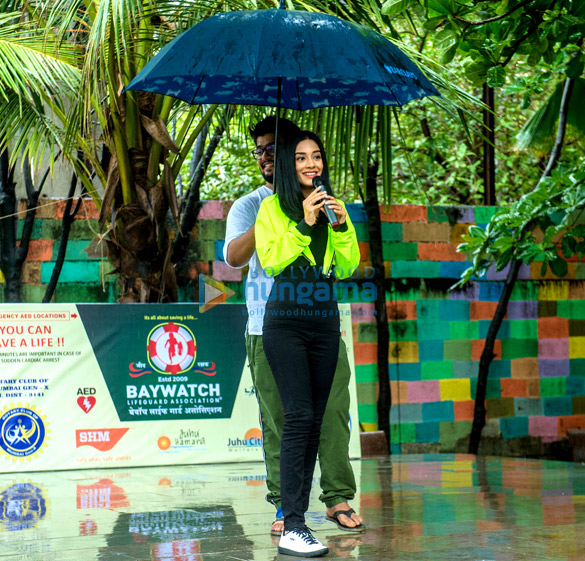 Photos: Raveena Tandon and Amrita Rao snapped participating in a beach ...