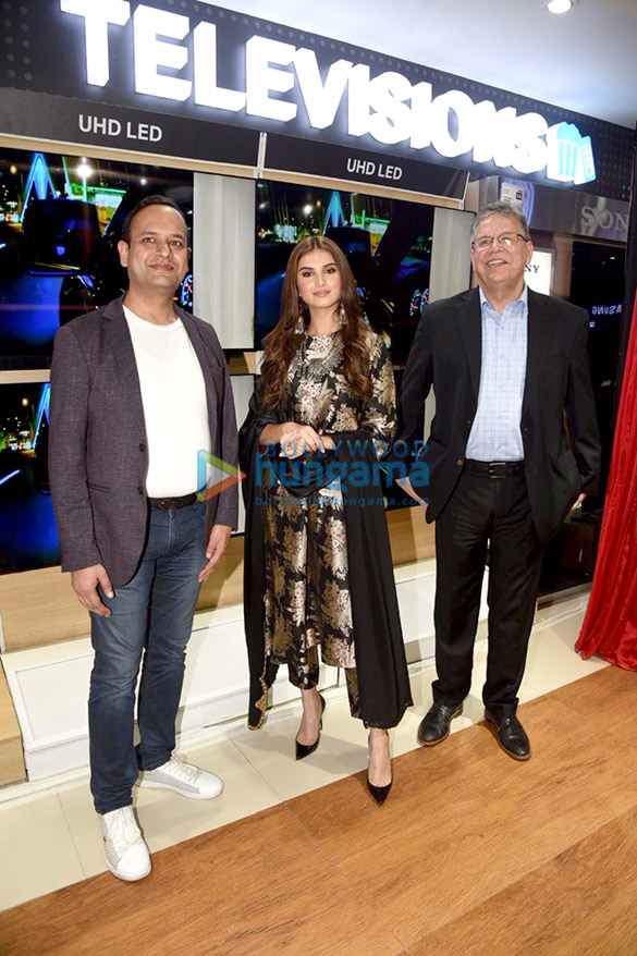 Photos Tara Sutaria snapped at Reliance Digital & OnePlus event (4 ...