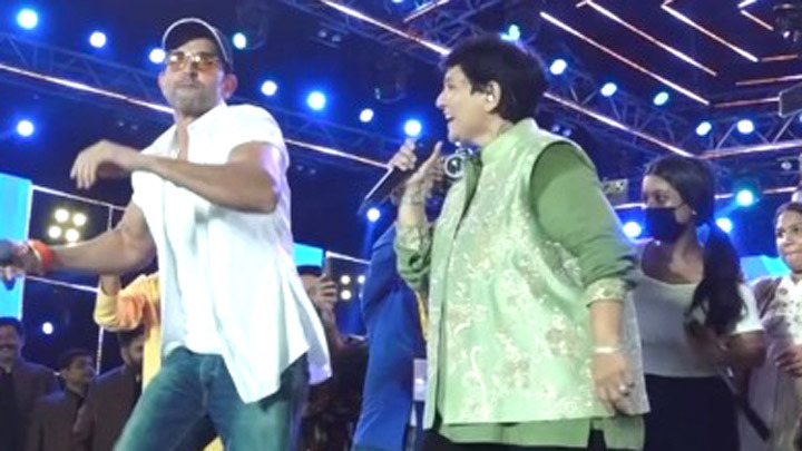 Hrithik Roshan and Falguni Pathak is a terrific combination on stage ...
